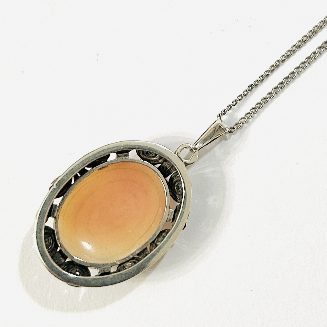 Stříbrný prvorepublikový přívěšek s kamejí a řetízkem | Czechantik